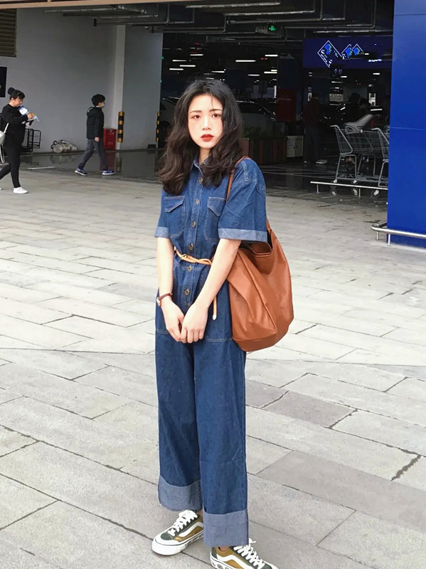 Xu Yajun's fourth wife, Zhang Peng, is so beautiful. She shows her long ...