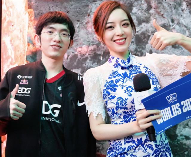 Yu Shuang shared "Ten Years of Sisterhood", basketball hostess Xiaoqi ...