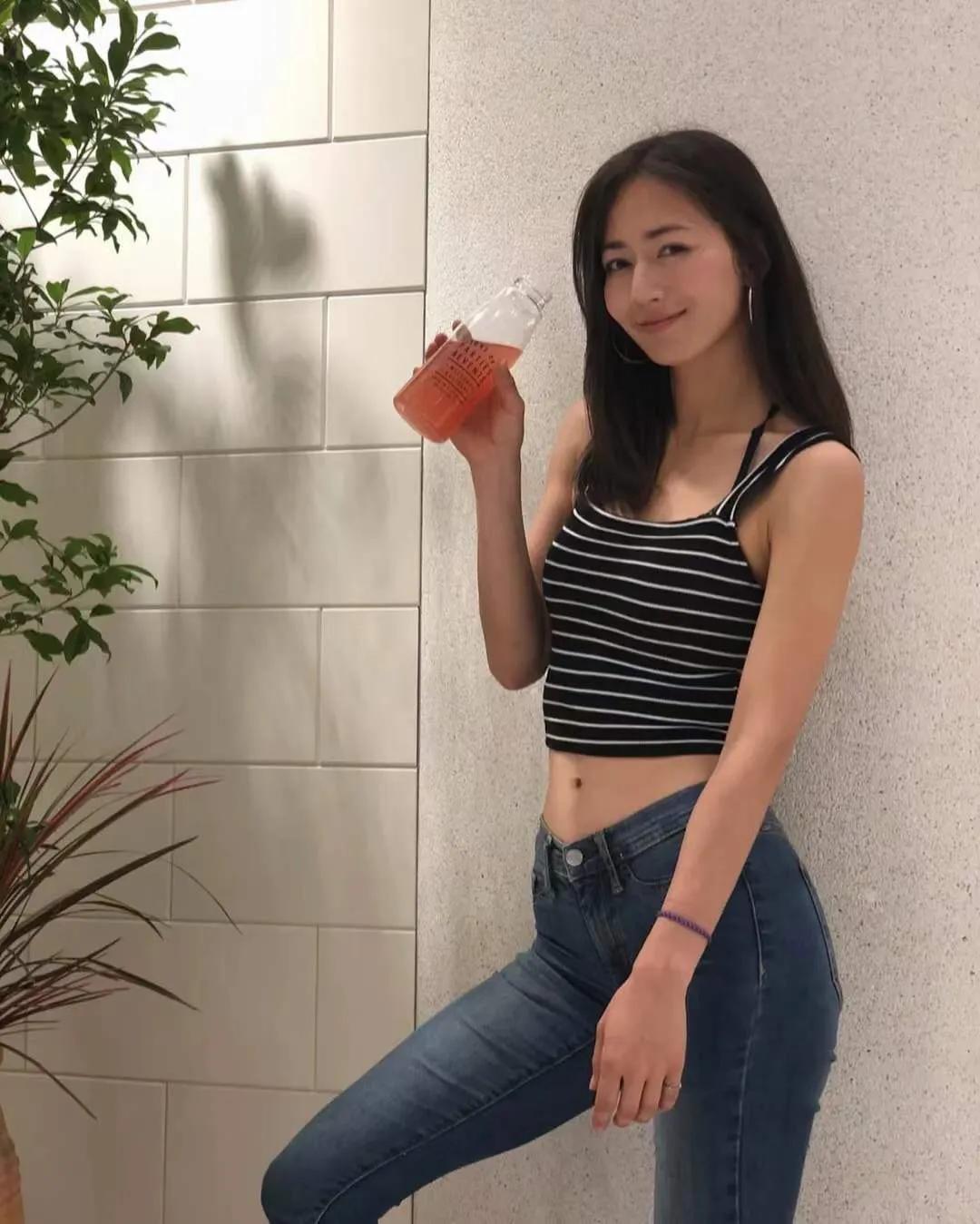 A Japanese female reporter on the NBA team, weighing 110 kg, has a ...