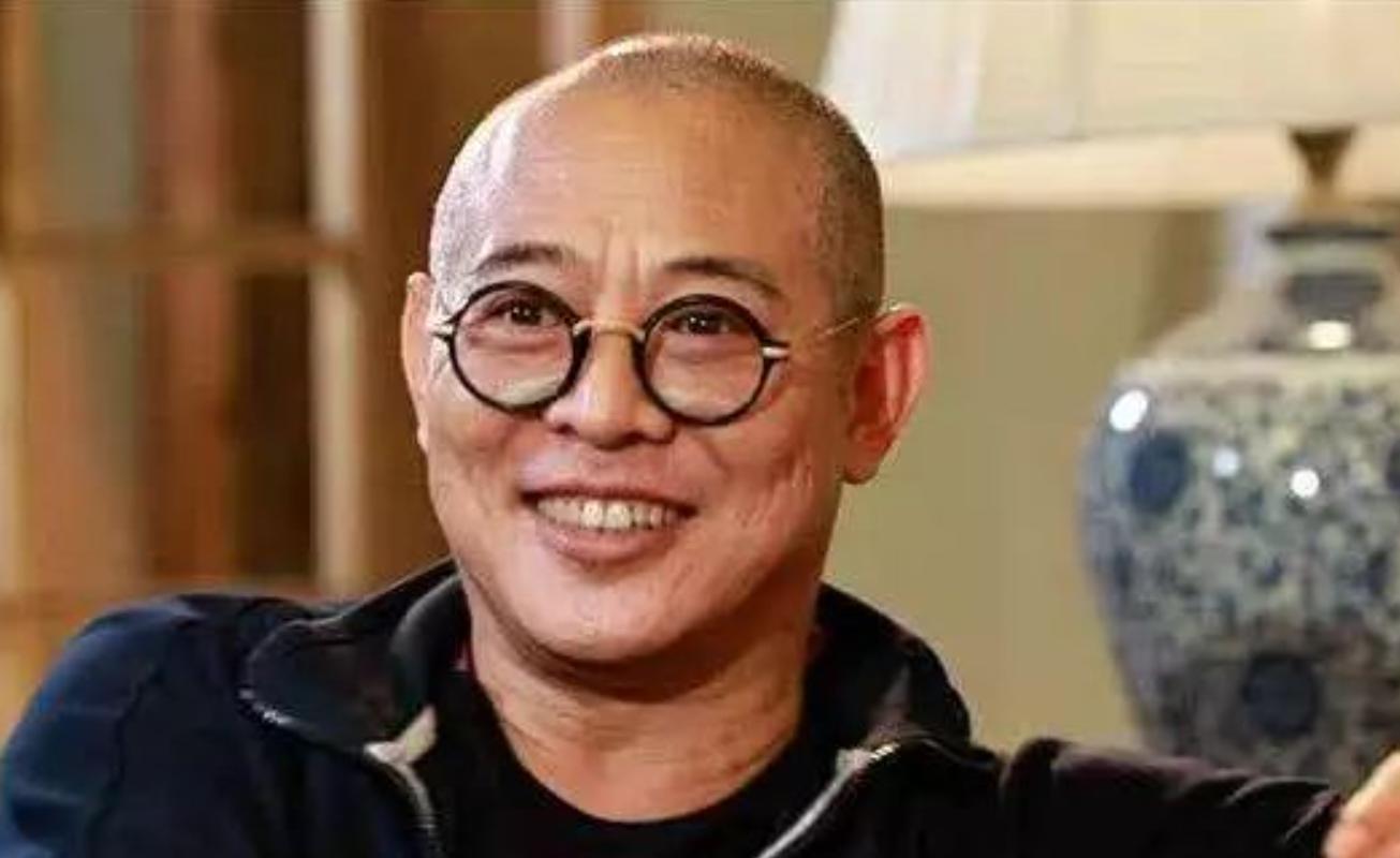 After Jet Li's fire, he asked his eldest brother to be an assistant with an annual salary of 1.2 ...