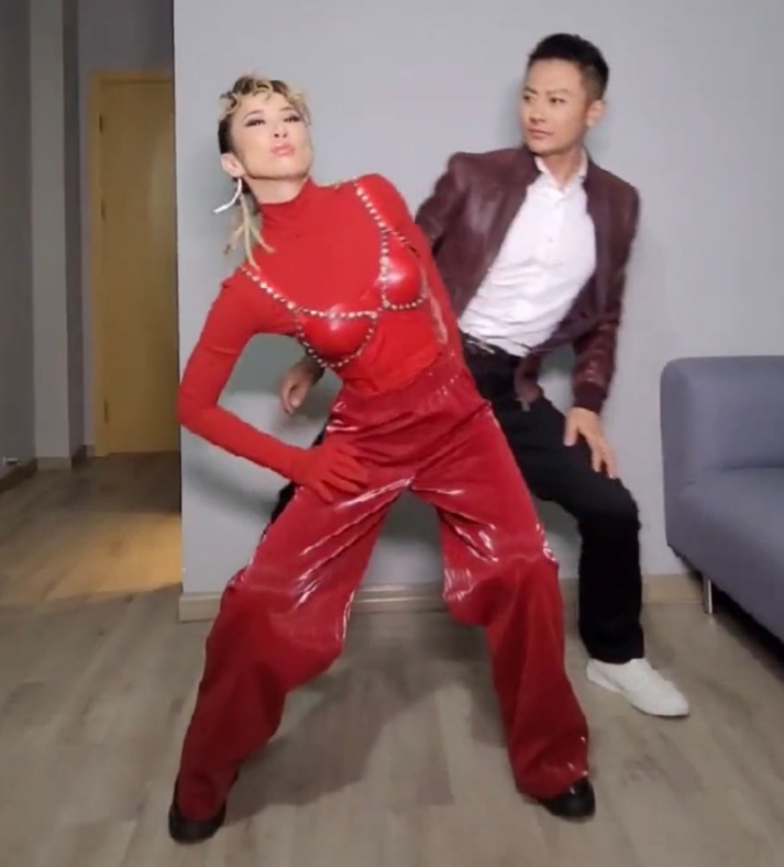 46-year-old Coco Li is so daring to wear it. He has a slim red dress ...