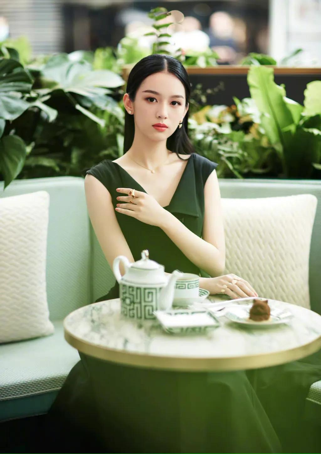 Zhou Ye Hot Photo Album - iNEWS