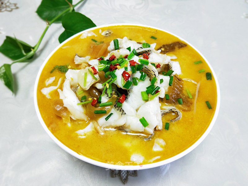 Fish Fillet with Pickled Cabbage in Golden Soup - iNEWS