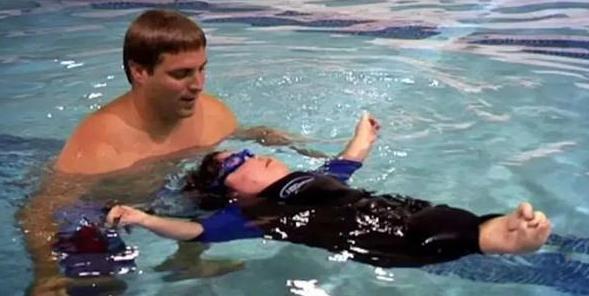 The realistic version of "mermaid girl", born with a mermaid-like tail ...