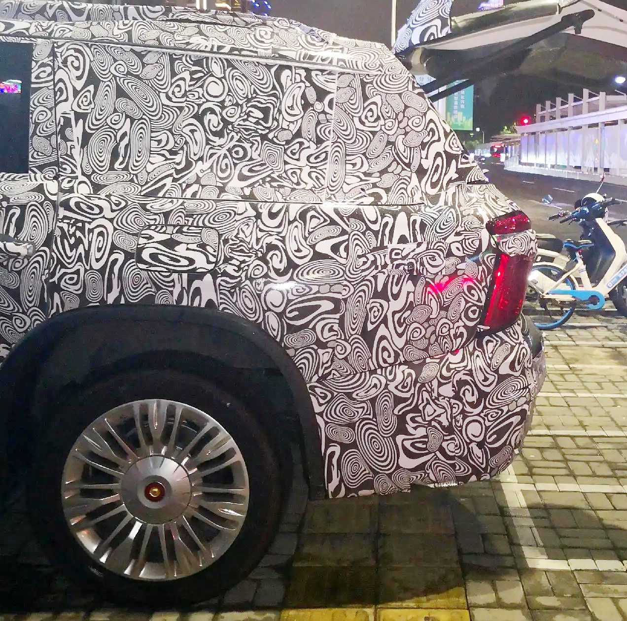 Hongqi's new luxury SUV real car exposed, with a strong aura, sunflower ...