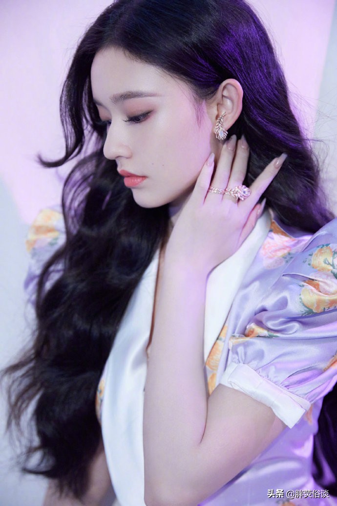 Lin Yun's purple palace-style printed blouse, with long black wavy hair ...