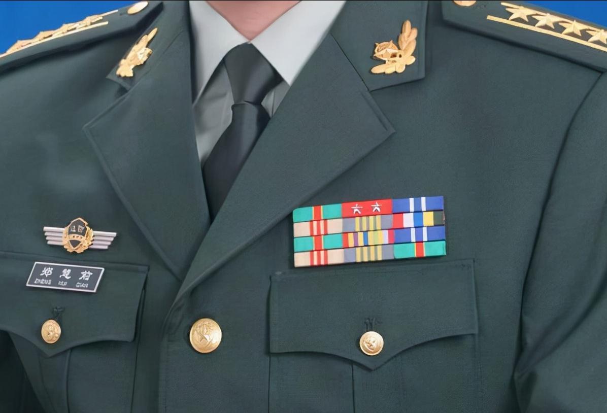 What is that bunch of colorful "mosaics" on the military uniform ...