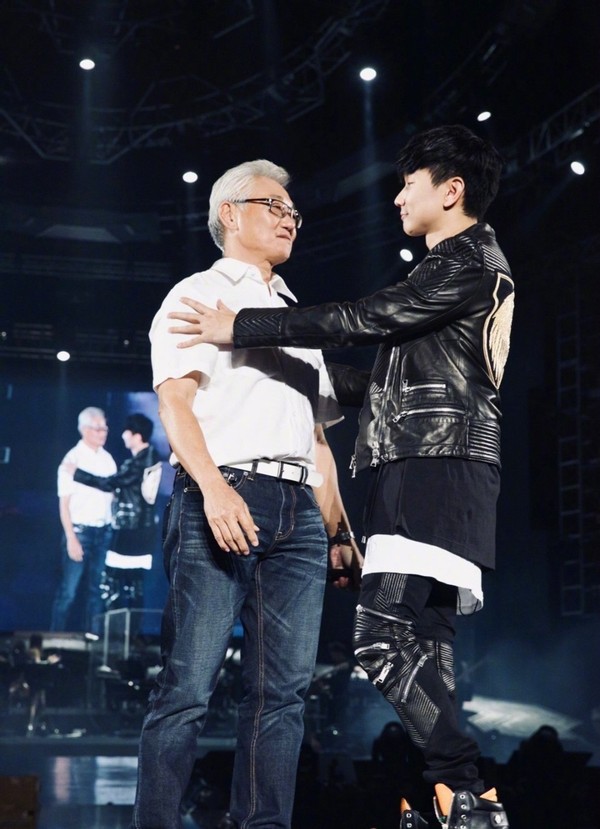 JJ Lin posted a photo with his father on Weibo, with the text: My ...