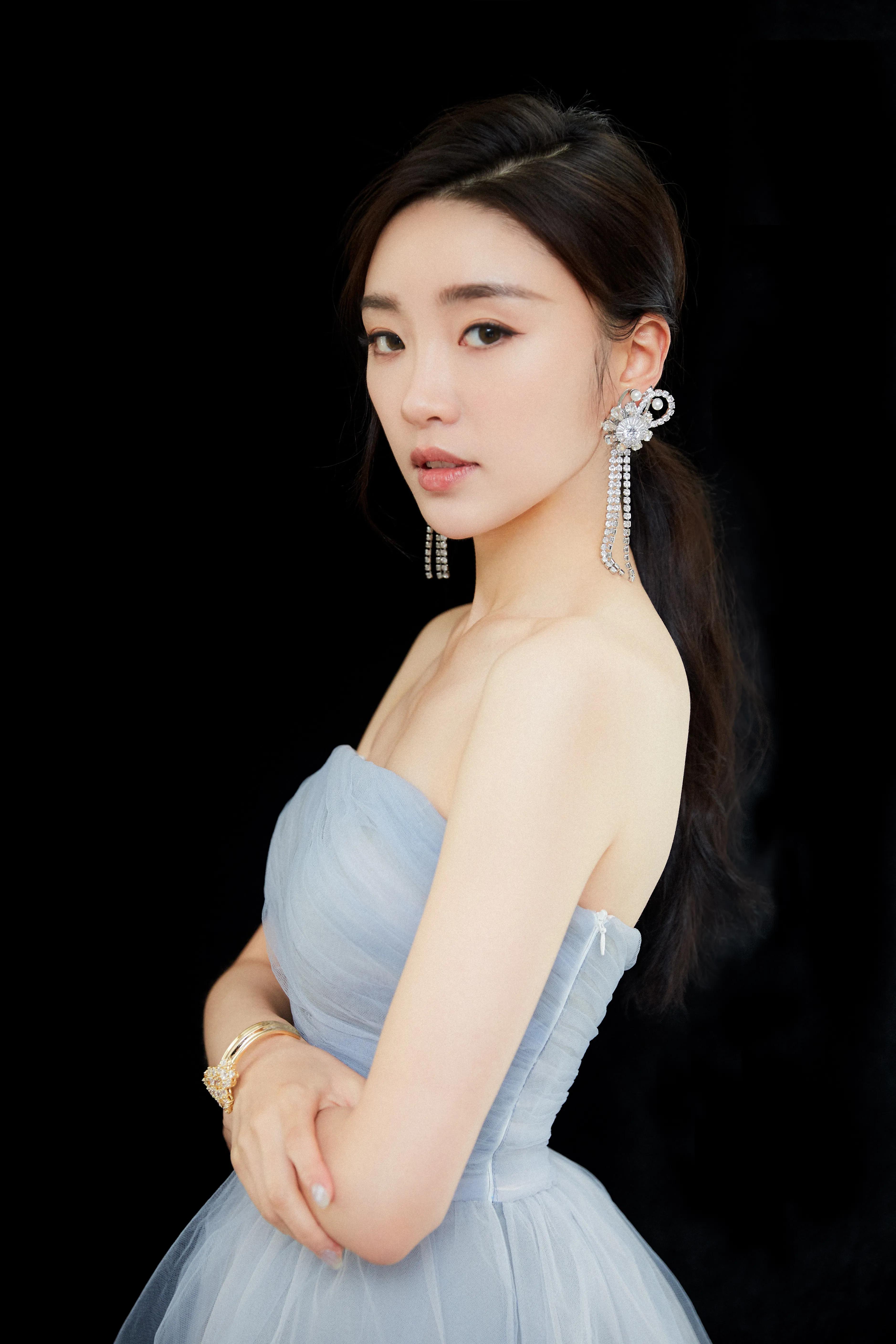 Temperament star Zhang Yue - iNEWS