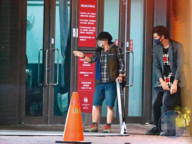 Chen Bolin drunk and danced in the street late at night, hugged the ...