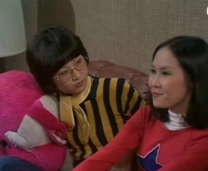 Love as ever!Old drama bone Li Linlin received a kiss from David Jiang on her 73rd birthday ...