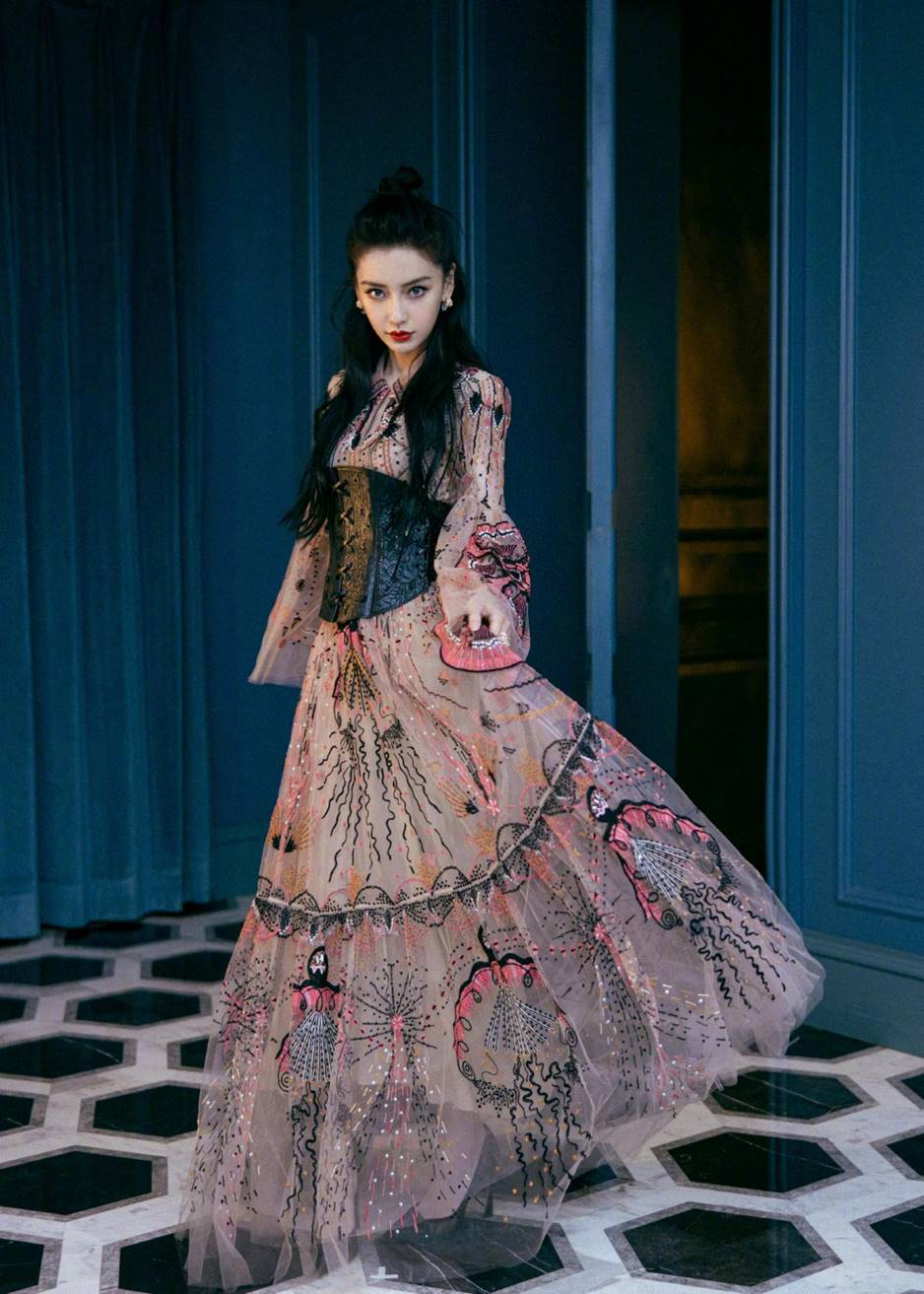 Angelababy is so beautiful! Wearing embroidered tulle dresses ...
