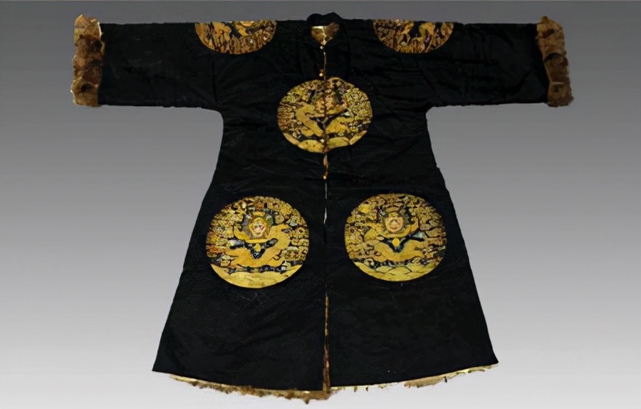 So many emperors, why only Qin Shihuang wears black dragon robe ...