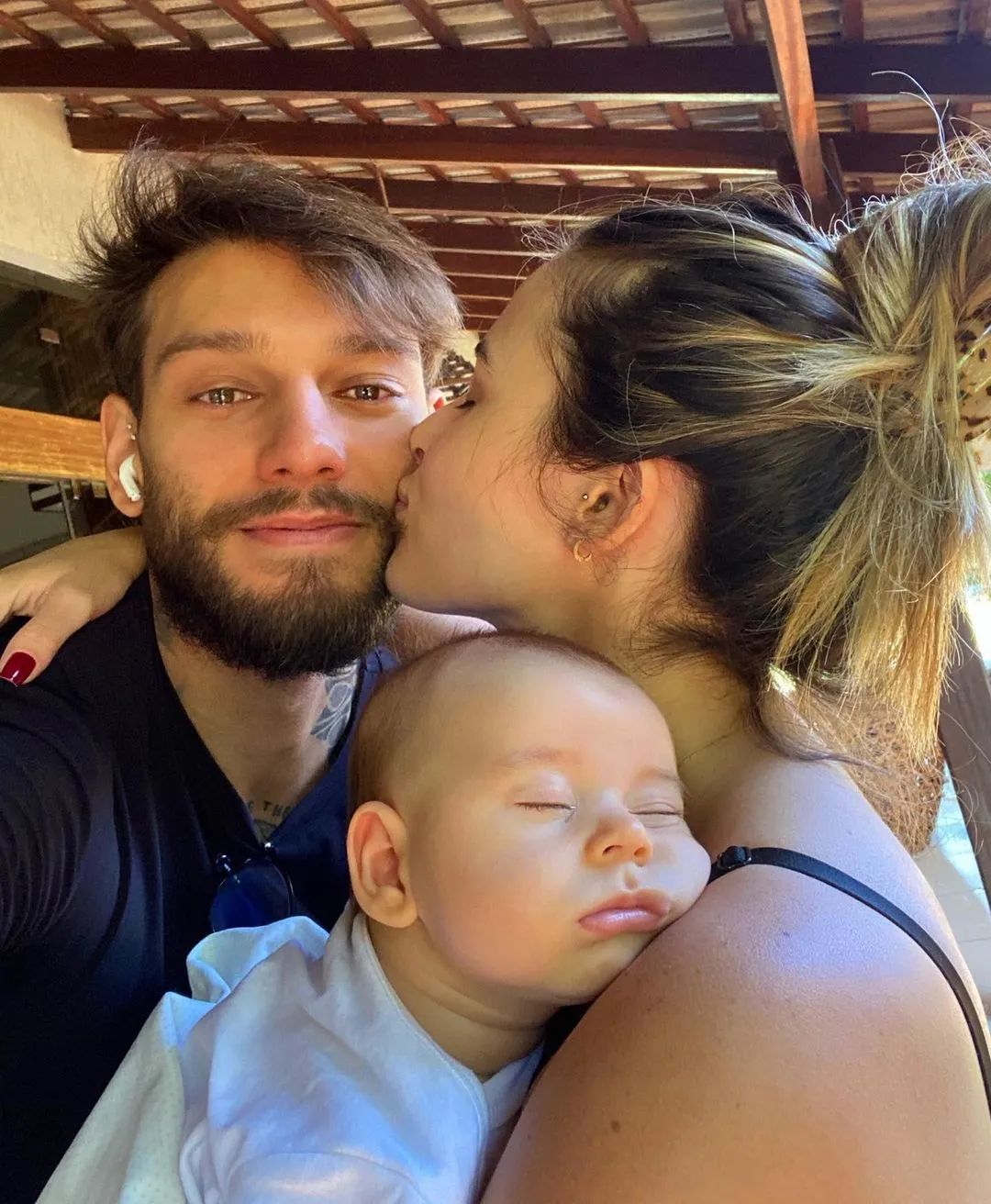 The Brazilian male singer has become a father. He has super muscular ...