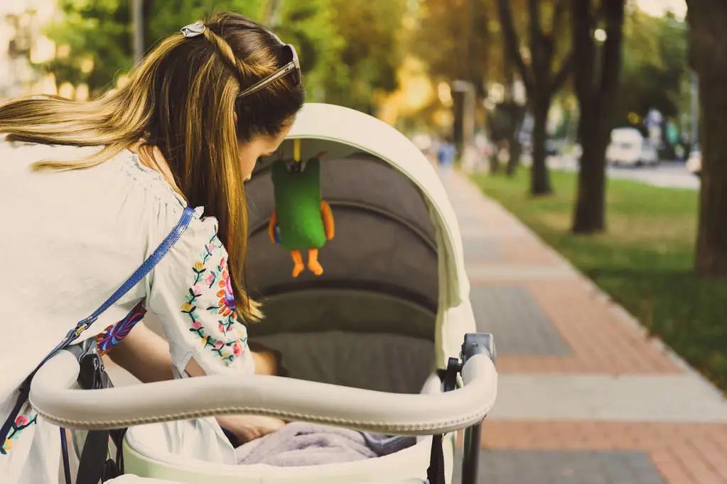 Don't push the stroller up the escalator!Be careful to "pit" your own ...
