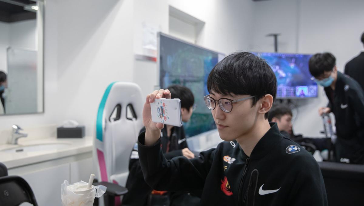 "Niu Bao replaces LPL and the crowd laughs out loud" Zoom calls FPX ...