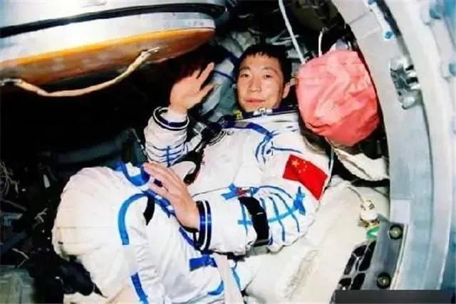Yang Liwei heard the sound of "knocking on the window" in space, and ...