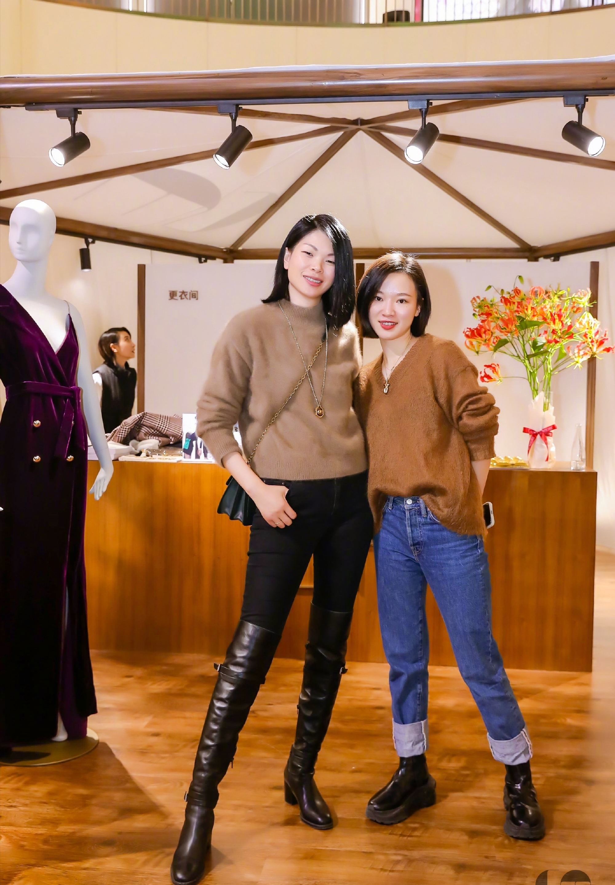 Lu Yan is worthy of being a national model. She has a white shirt with ...