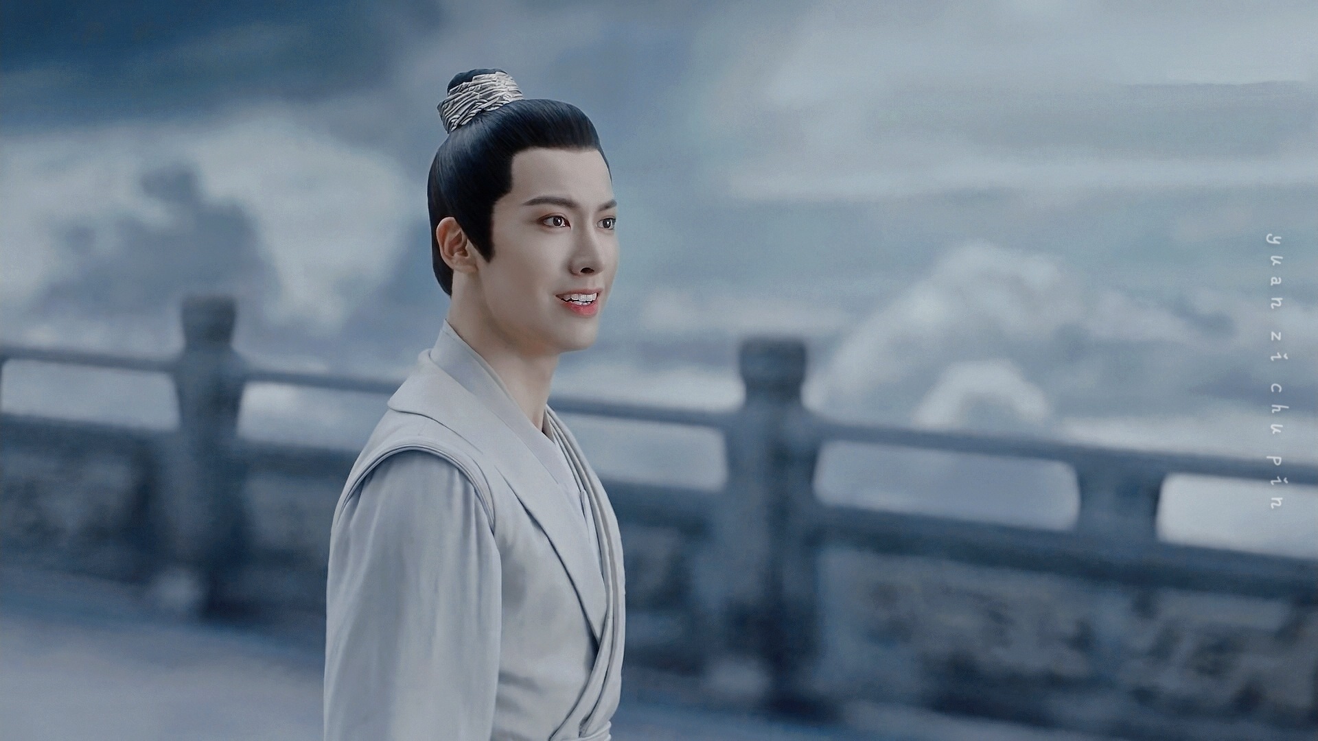 The leading male actor rushes to the street, and the supporting role is ...