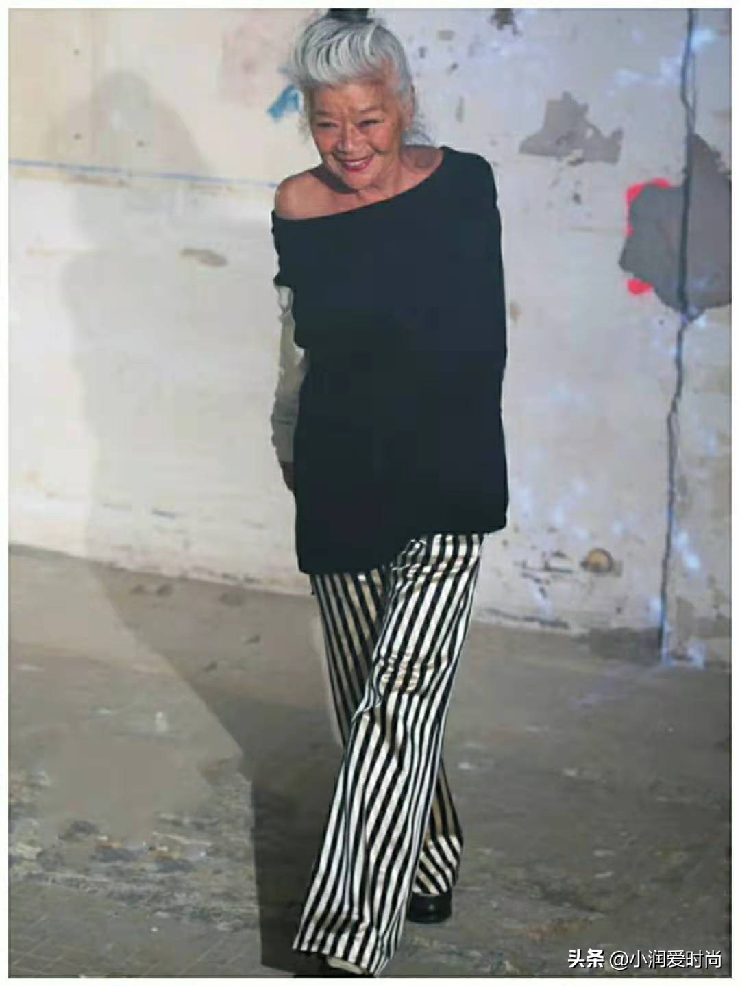 79-year-old grandma is so fashionable, she wears a printed skirt with ...