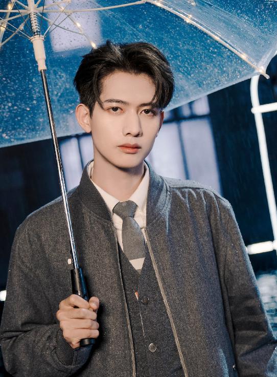 After Zhou Keyu made his debut in a group, his brother also signed ...