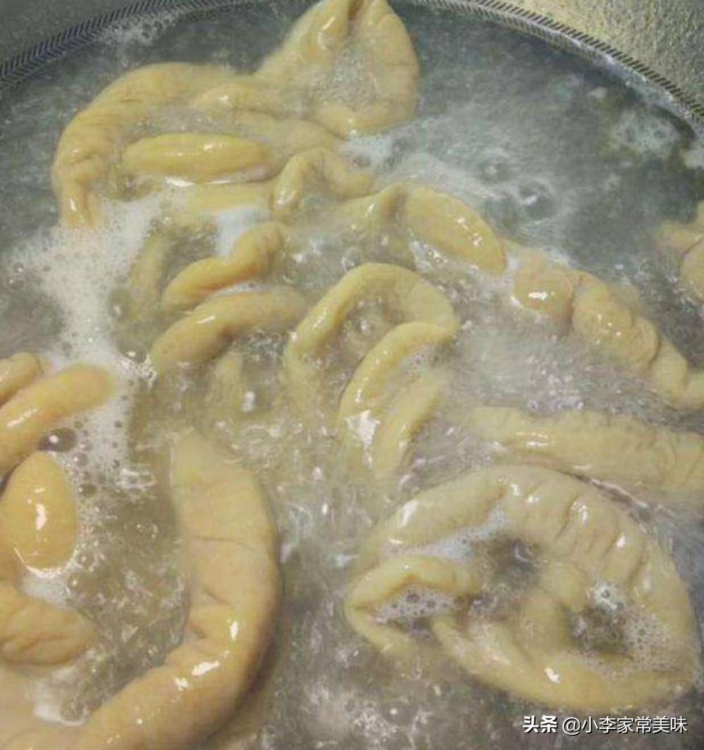 The chef uses these 3 techniques to clean the pig intestines. It will ...