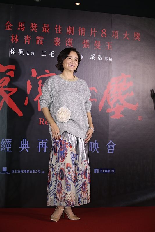 Brigitte Lin is really an old goddess, wearing a dress and wearing a ...