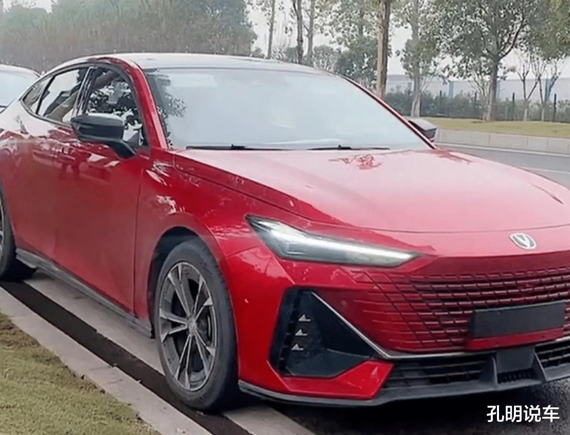 Changan UNI-V "Flame Red" real car, big exhaust, peacock open tail wing ...