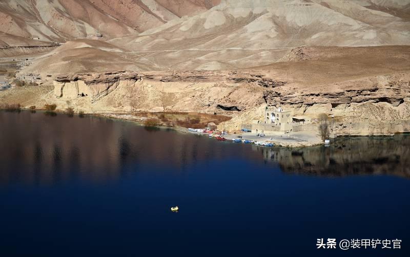 The Taliban "Navy"?Fully armed to the scenic spot to ride a bumper boat ...