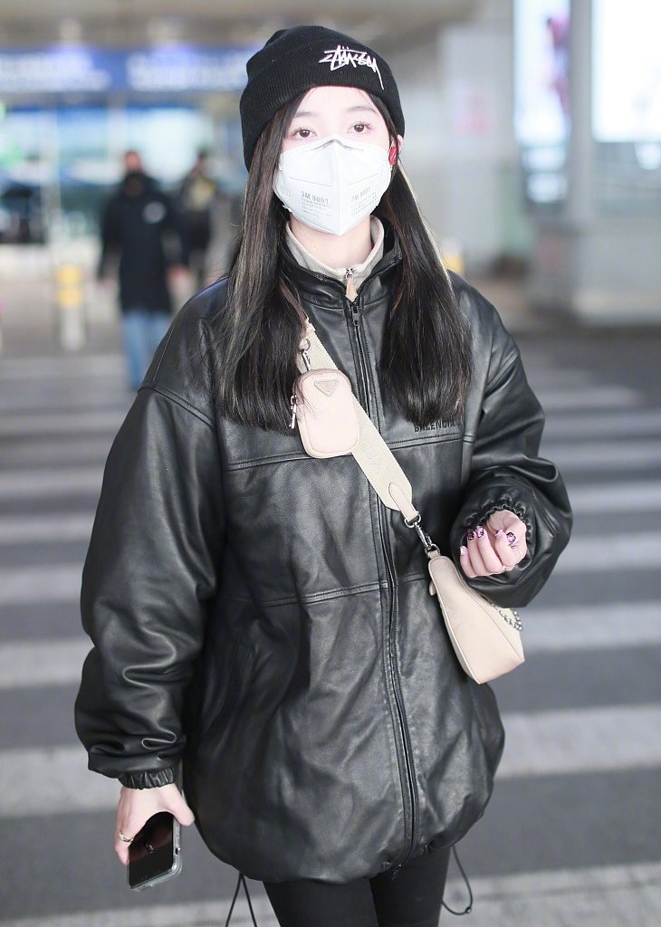 Song Yanfei and Wu Xuanyi are 3cm away from each other, and they are all black leather jackets ...