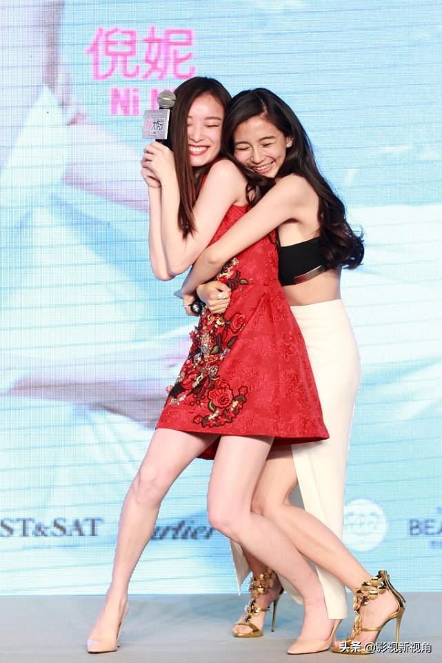 Ni Ni and Yang Ying took a group photo, who noticed the two posing for a photo, and it's clear ...