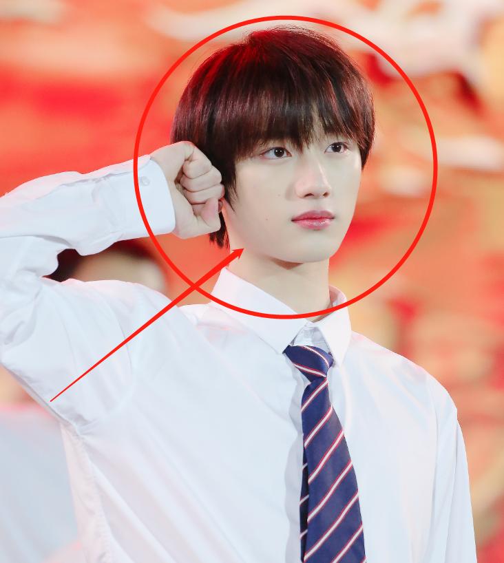 Ding Chengxin participated in the coming-of-age ceremony, wearing a ...