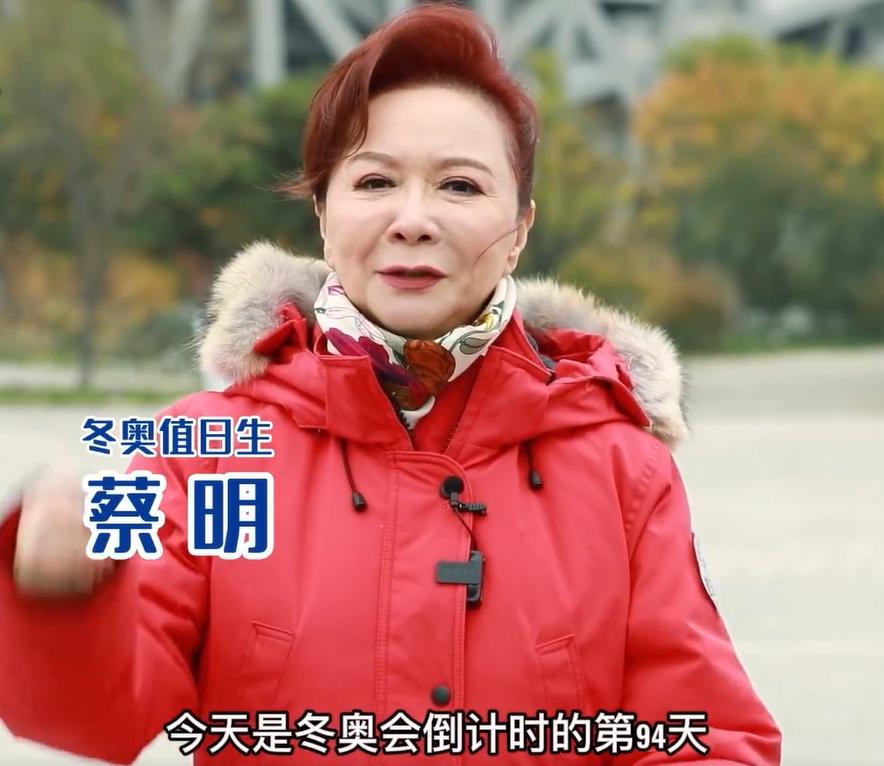 60-year-old Cai Ming appeared on the street to attract the crowd!Being ...