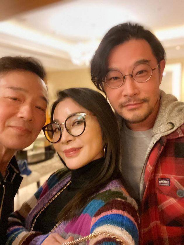 A group photo of Zhang Chenguang with his wife and Liu Tao, Zhang ...