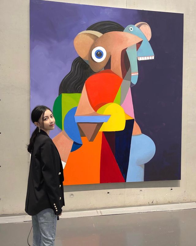 Wilber Pan takes Xuan Yun to the art exhibition. Xuan Yun has ...