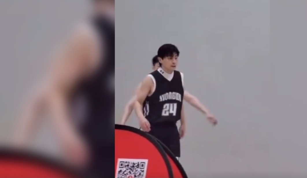 A netizen ran into Deng Lun playing basketball. It was really grounded ...