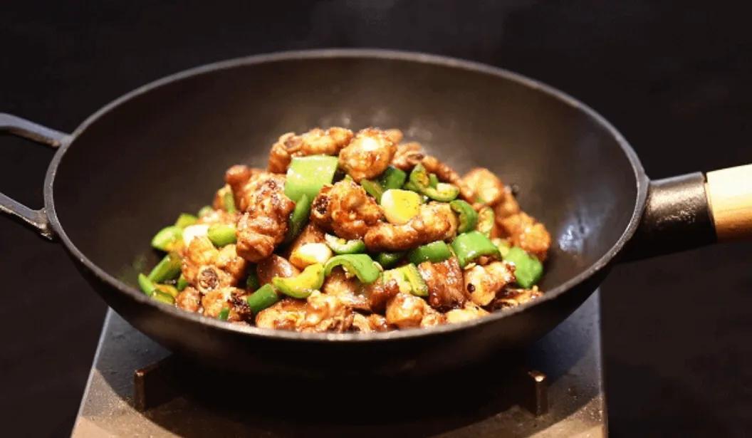 Stir-fried pork ribs are tender and deboned, and the cooking skills ...