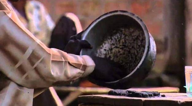 The hard African dish "mosquito cake", Chinese tourists dare not try ...