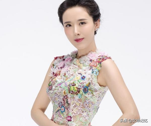 Yan Danchen, a fairy and a devil figure, a sexy stunner in the ...