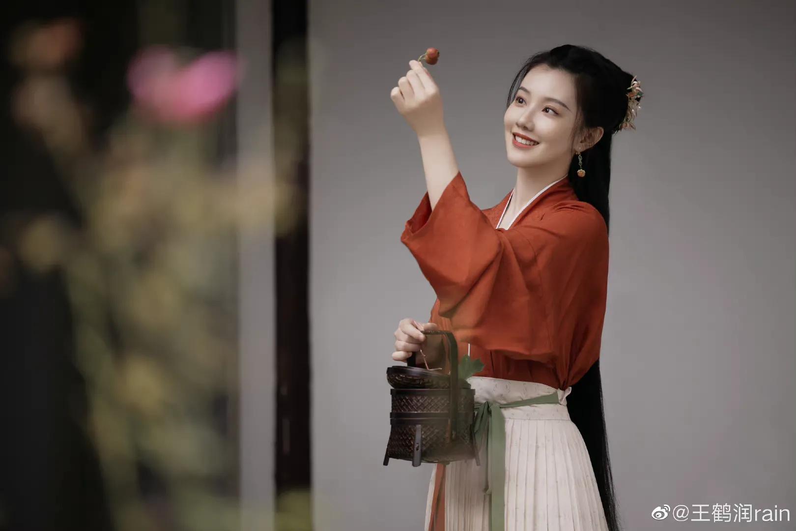 Actor Wang Herun's birthday Hanfu blockbuster - iNEWS