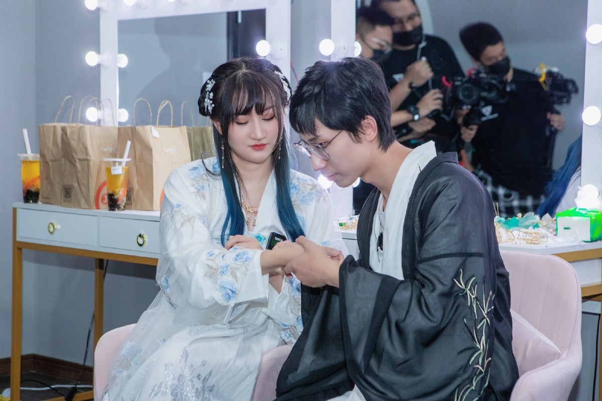 Menglei's proposal was successful!Five-year long-distance love race ...