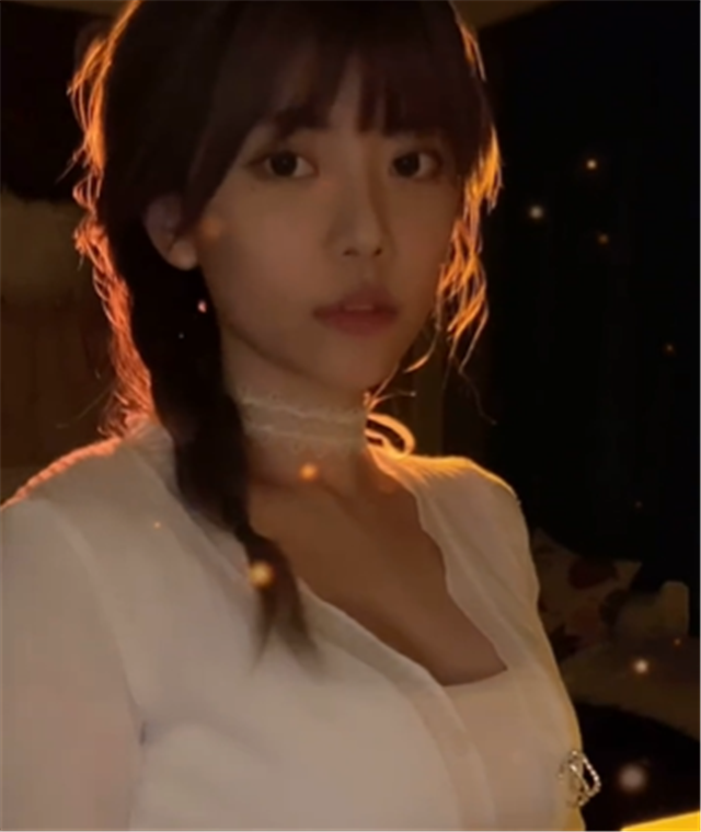 Zhou Shuyi wore a white gauze skirt to shoot the video, the hidden black outline was too ...