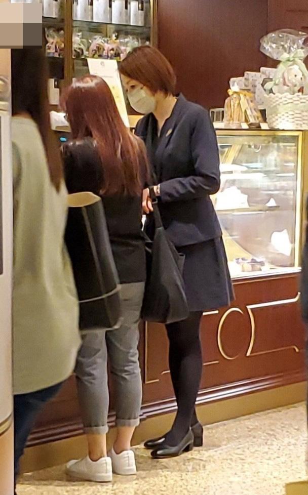 45-year-old Hong Kong sister Liang Minyi works part-time in a bakery ...