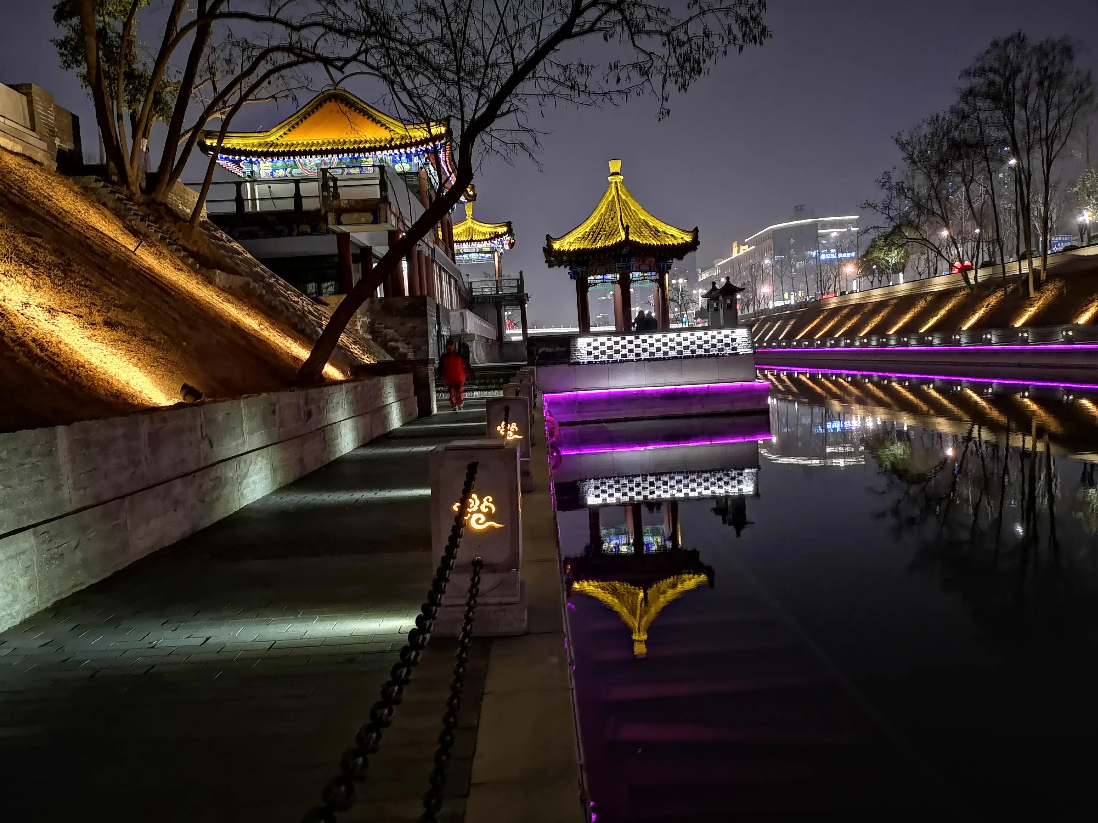 Night view of Xi'an Huancheng Park - iNEWS