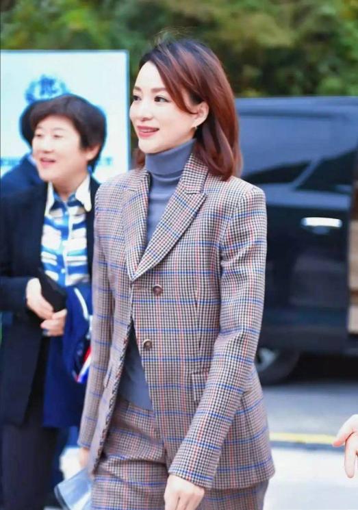 The post-90s CCTV host Gao Han wears a green jacket and is pure and ...