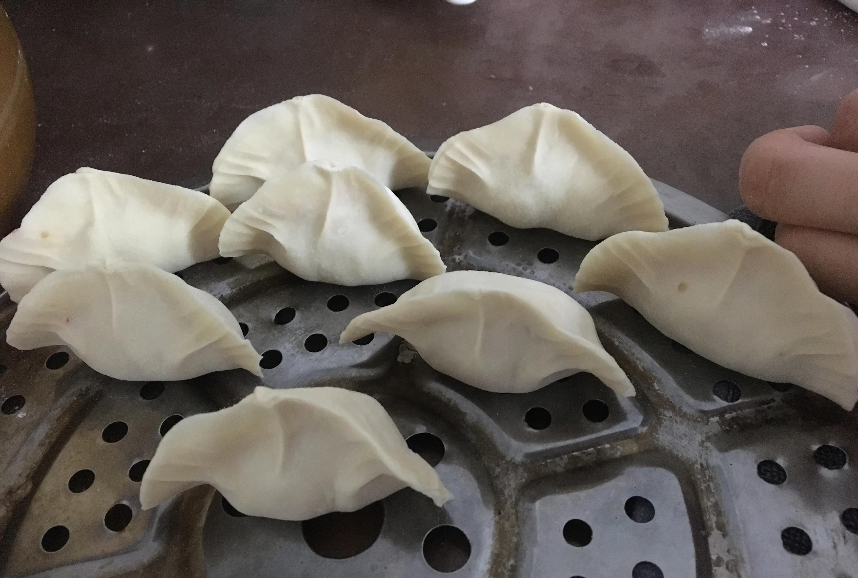 Rolling out the dumpling skin is called diy making dumplings - iNEWS