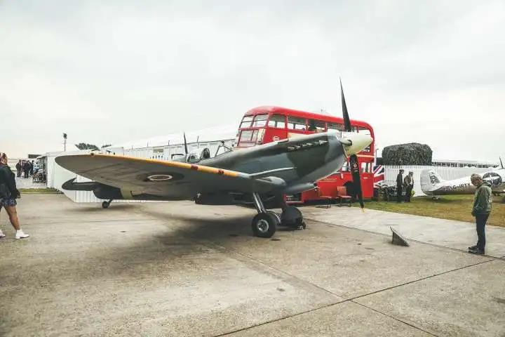 The cost of repairing an old Spitfire - iNEWS
