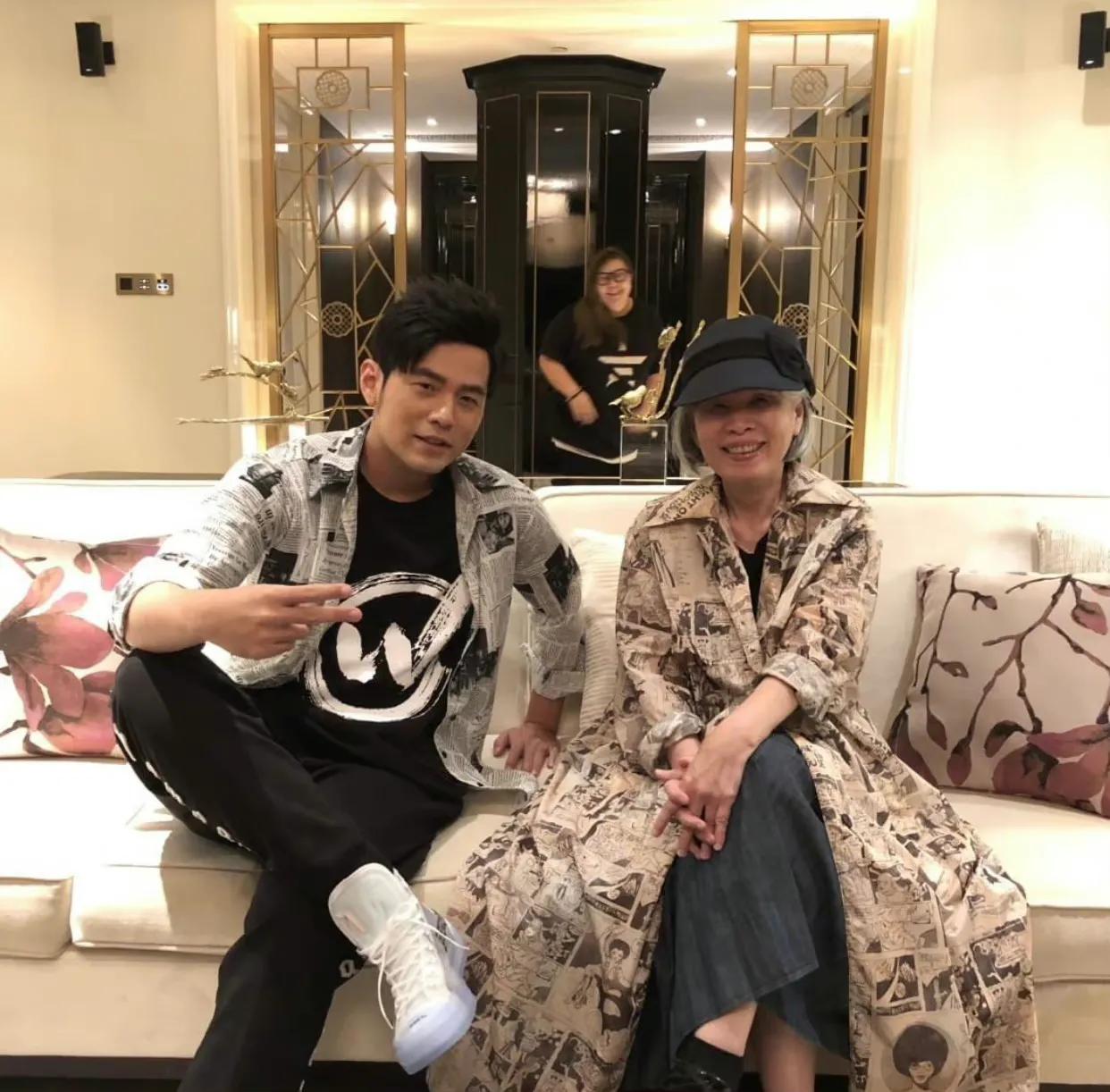 Singer Jay Chou posted a photo of him and his mother since childhood ...