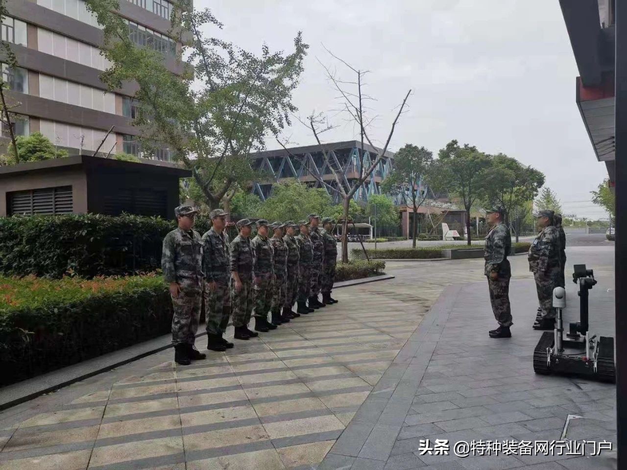 New soldiers on the battlefield!Robots + drones achieve unmanned combat ...