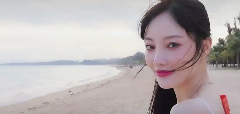 Li Xiaolu has beautiful photos on the beach and dances happily on the beach. She is so beautiful ...